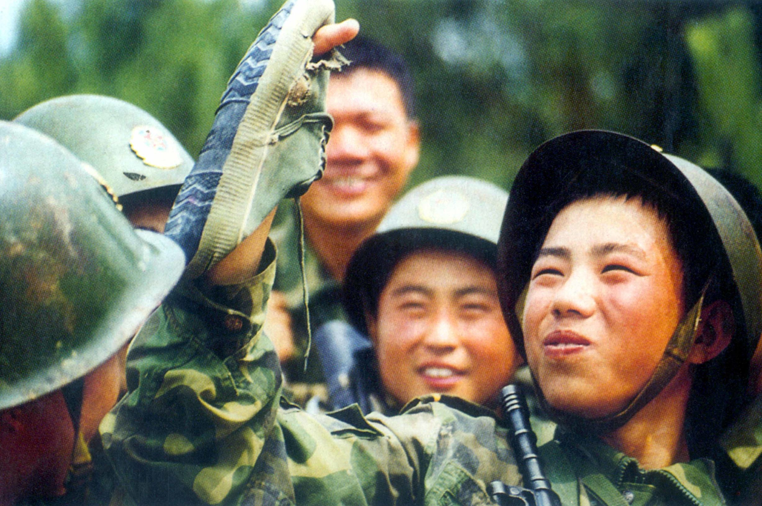 Military training in the sweltering heat, tears off the skin and flesh ...