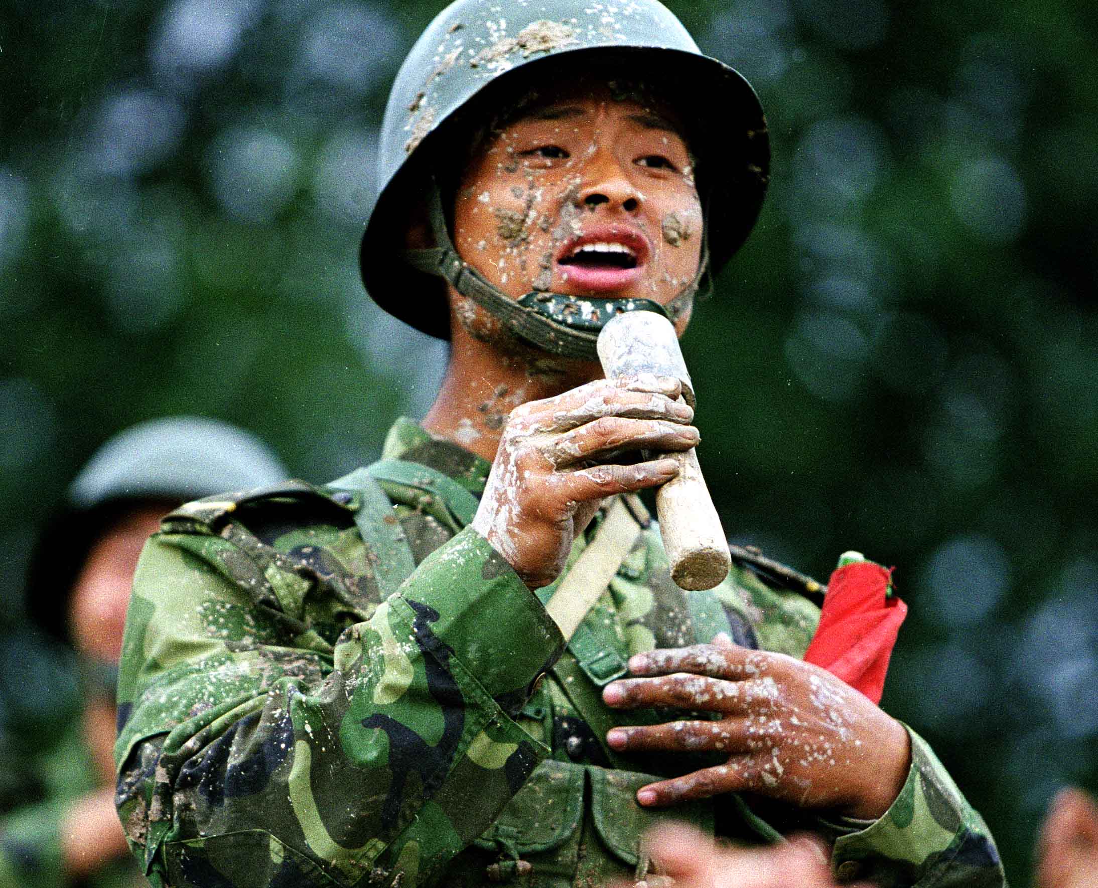 Military training in the sweltering heat, tears off the skin and flesh ...