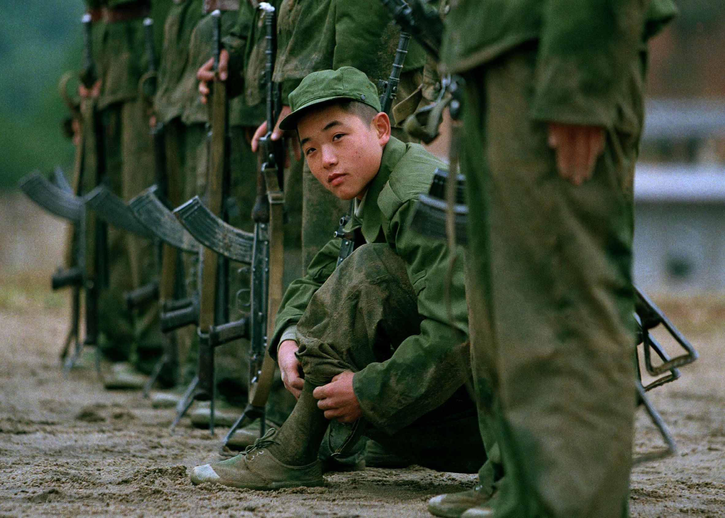 Military training in the sweltering heat, tears off the skin and flesh ...