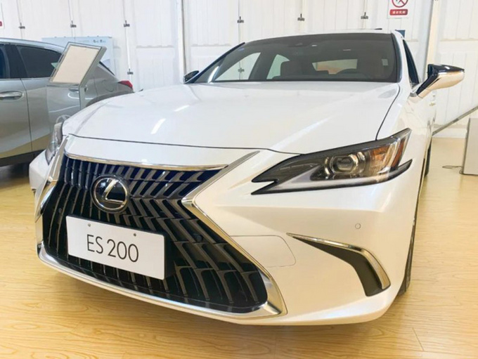 Lexus's new ES arrives at the store for real shots!The hybrid version ...