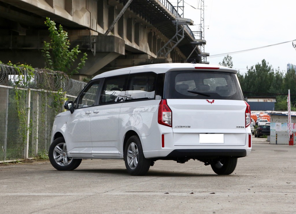 Wuling builds a wide-body commercial vehicle with a length of more than ...