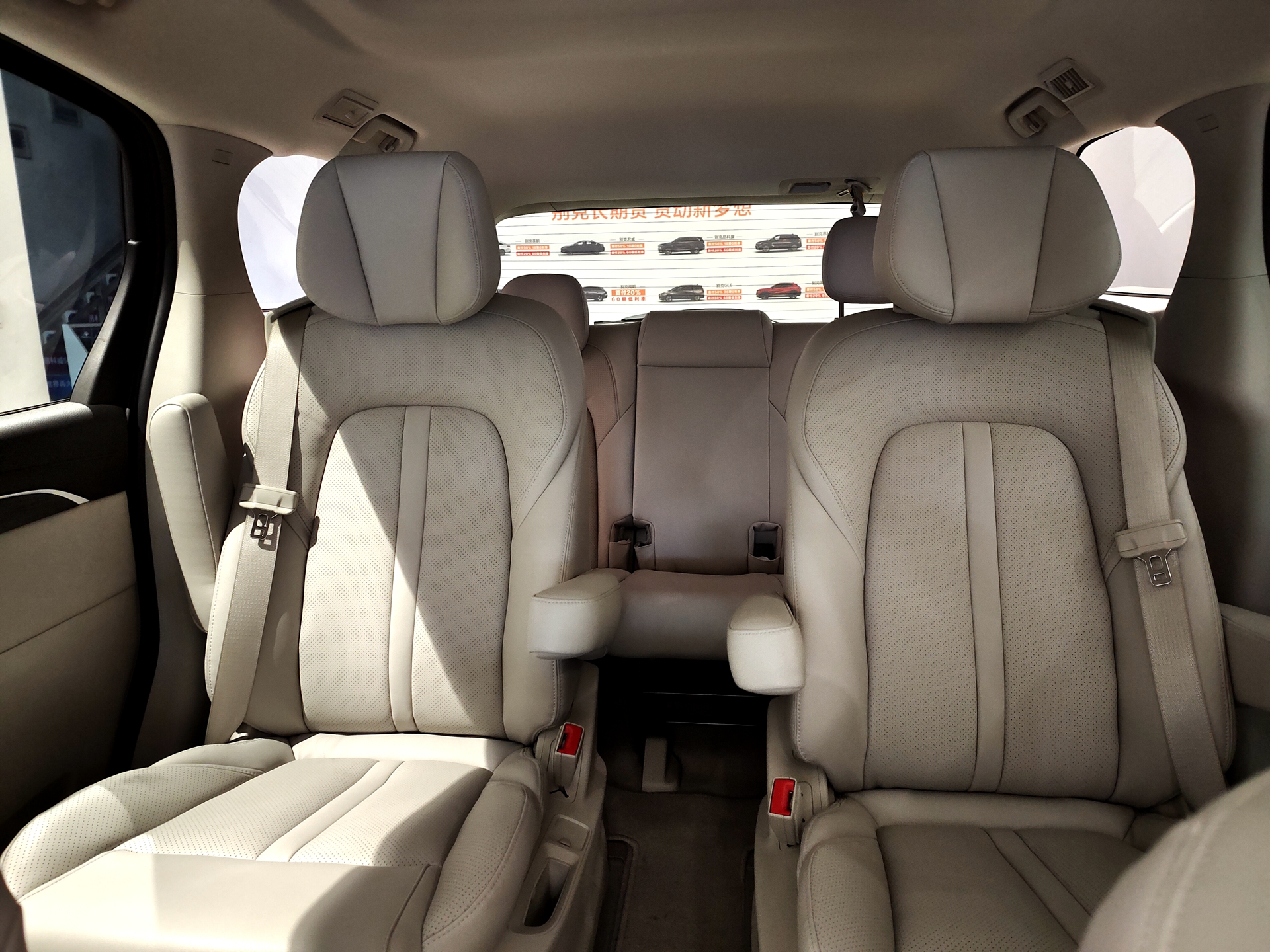 Large size / large space to the store to make real shots of Buick GL8 ...