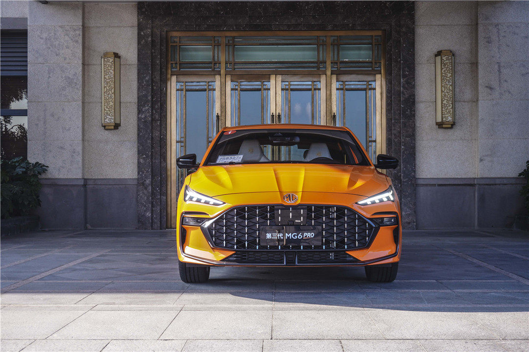 The new MG 6 PRO sports wind strikes, turning heads are bursting - iNEWS