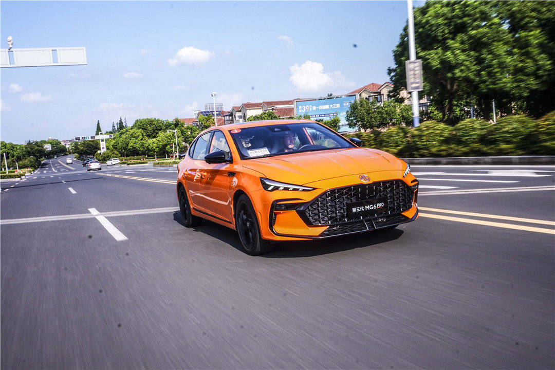 The new MG 6 PRO sports wind strikes, turning heads are bursting - iNEWS