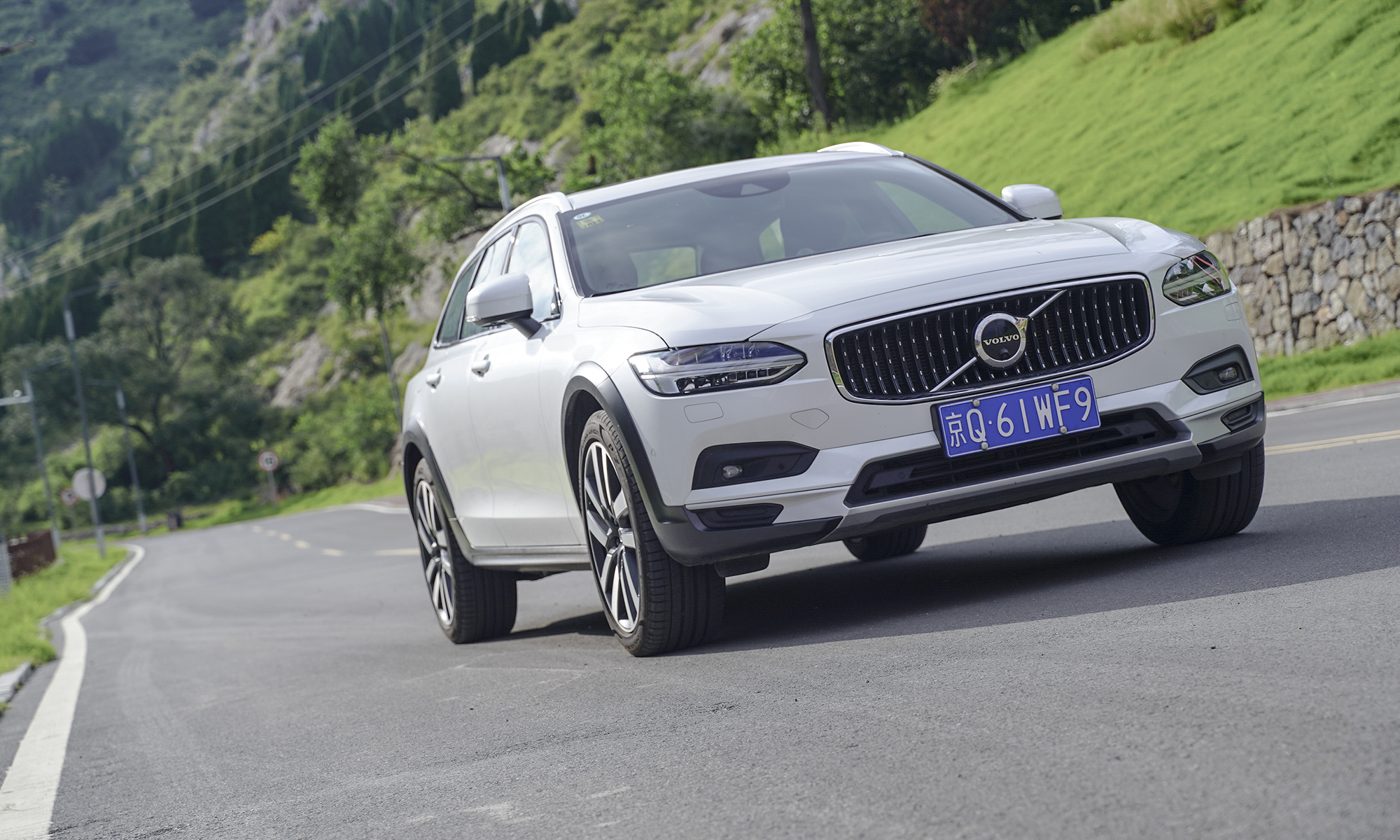 Volvo V90CC: A meaningful attempt - iNEWS