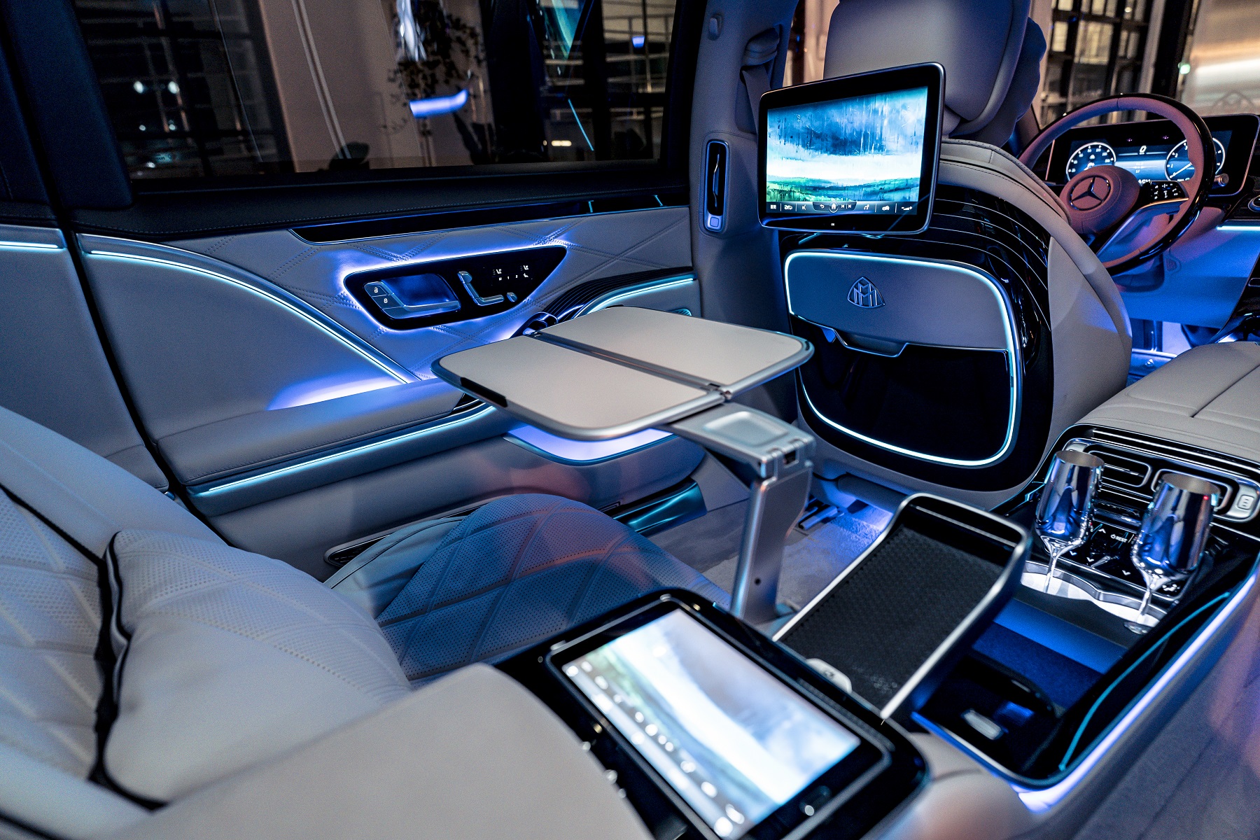 Configuration on the ceiling, Maybach S480 modified 4D big Berlin ...