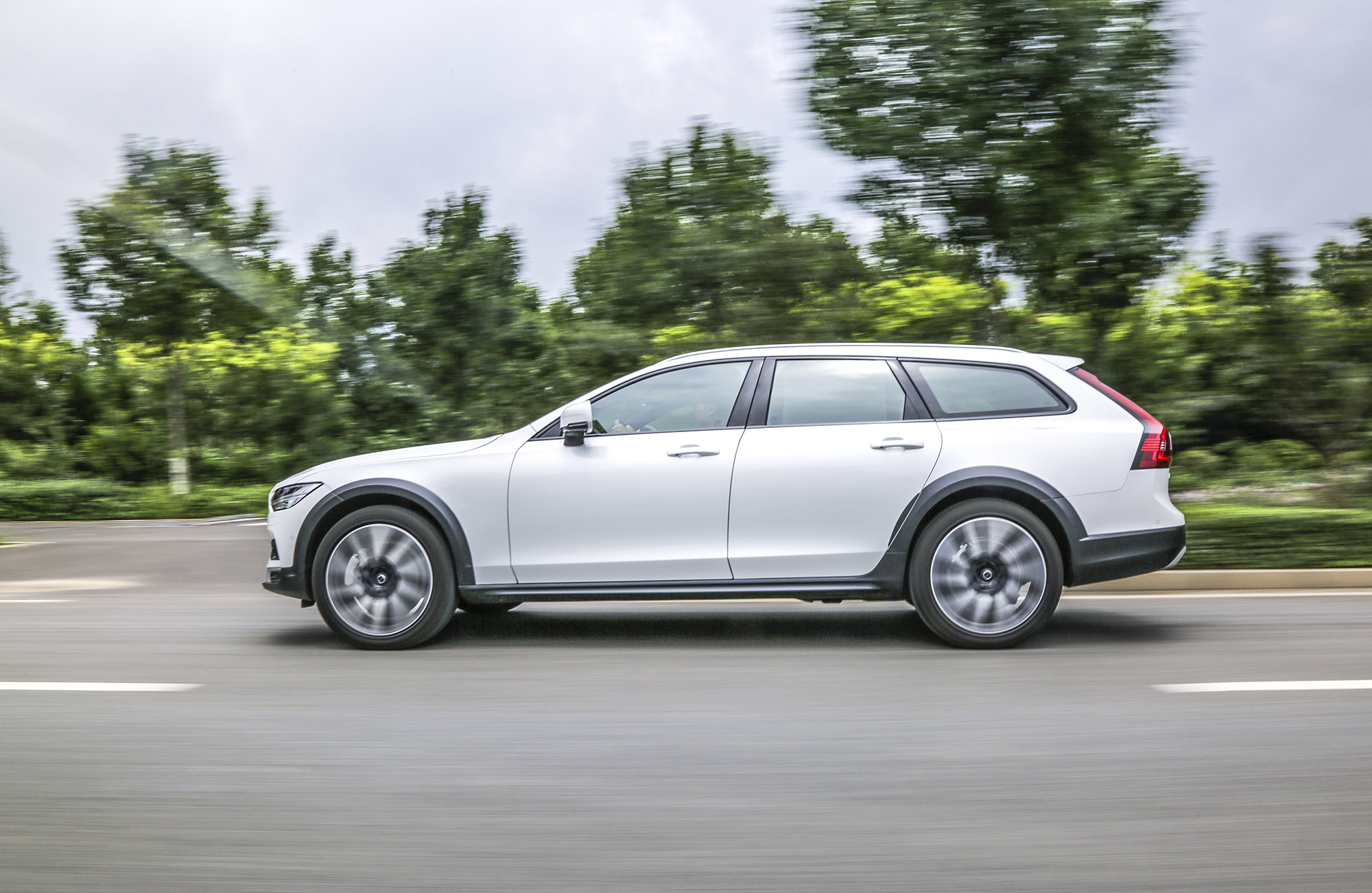 Volvo V90CC: A meaningful attempt - iNEWS