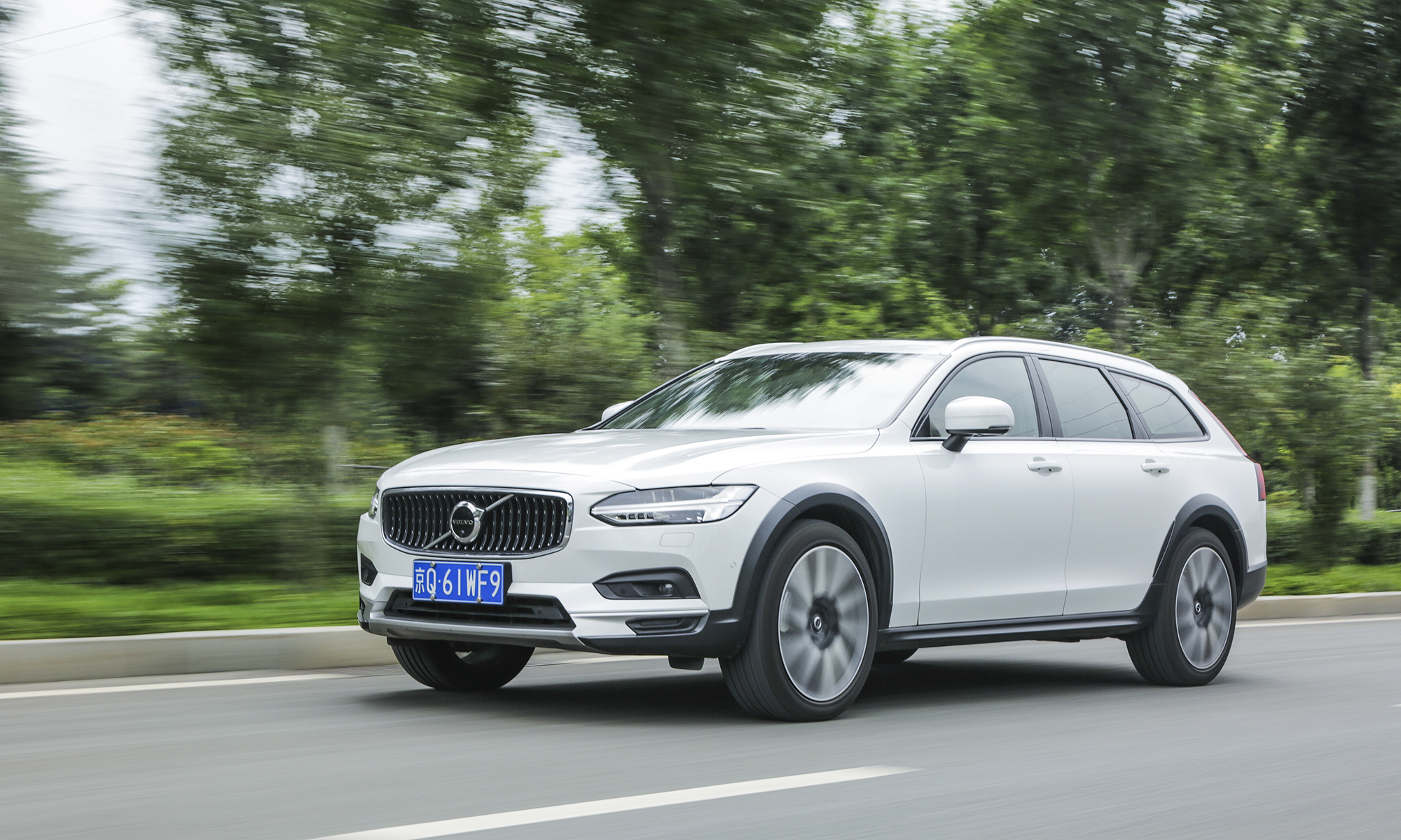 Volvo V90CC: A meaningful attempt - iNEWS