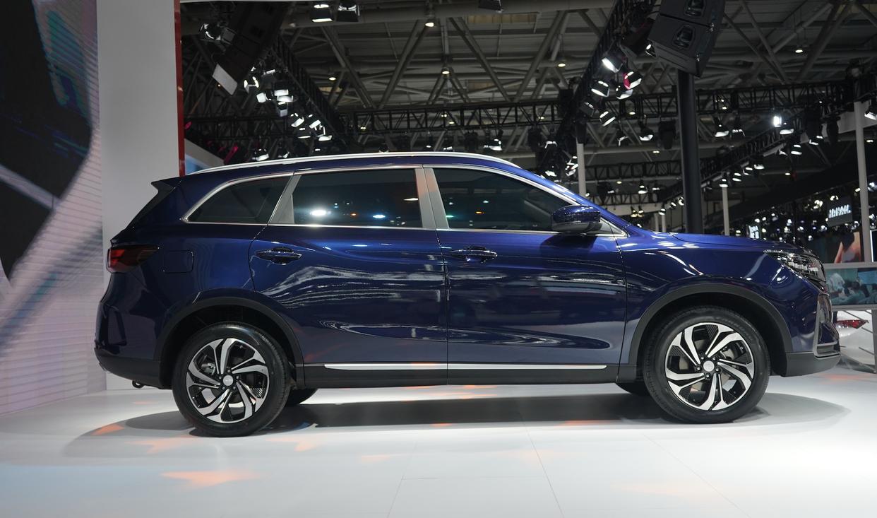 Beiqi Ruixiang X5, with a regular shape, large floating screen, and 1 ...