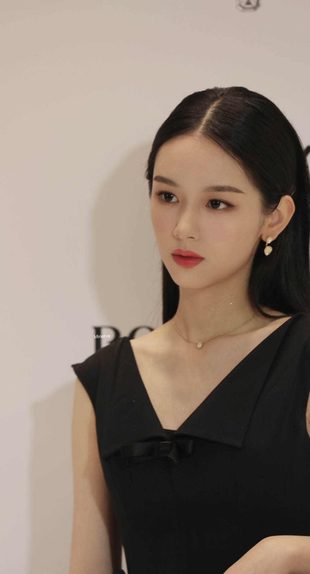 I only serve these 3 female celebrities who have small eyes but are ...