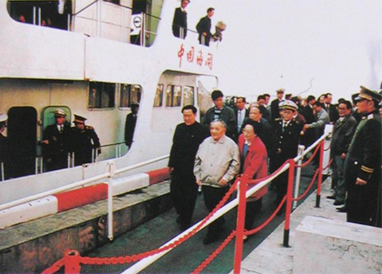In 1992, Deng Xiaoping went to Shenzhen for inspection, holding Ye ...