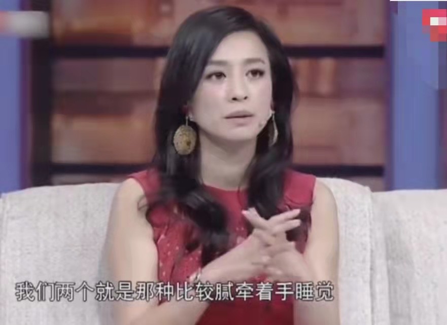 Zhang Ting and her husband show affection on the yacht!Nestled in his ...