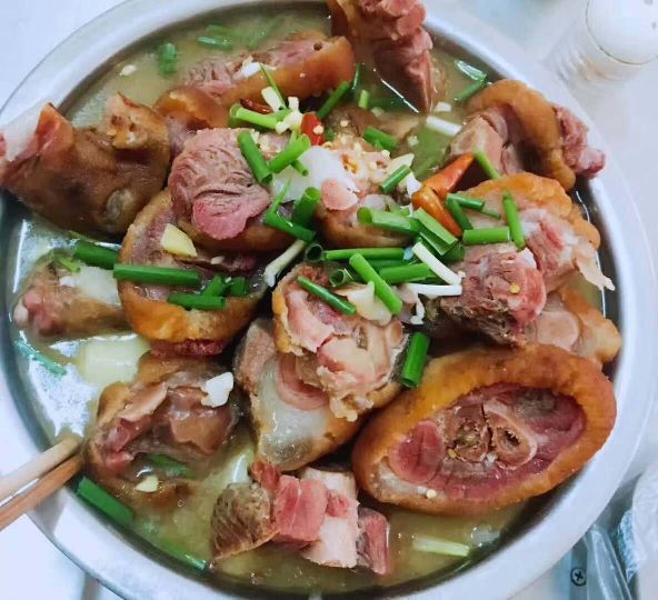 The most famous producing area of Fengjie cured pig's feet is none ...