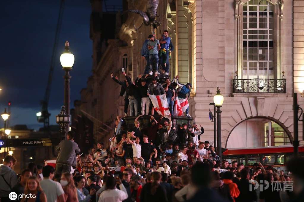 Crazy crazy!England fans climb the street statue to celebrate the ...