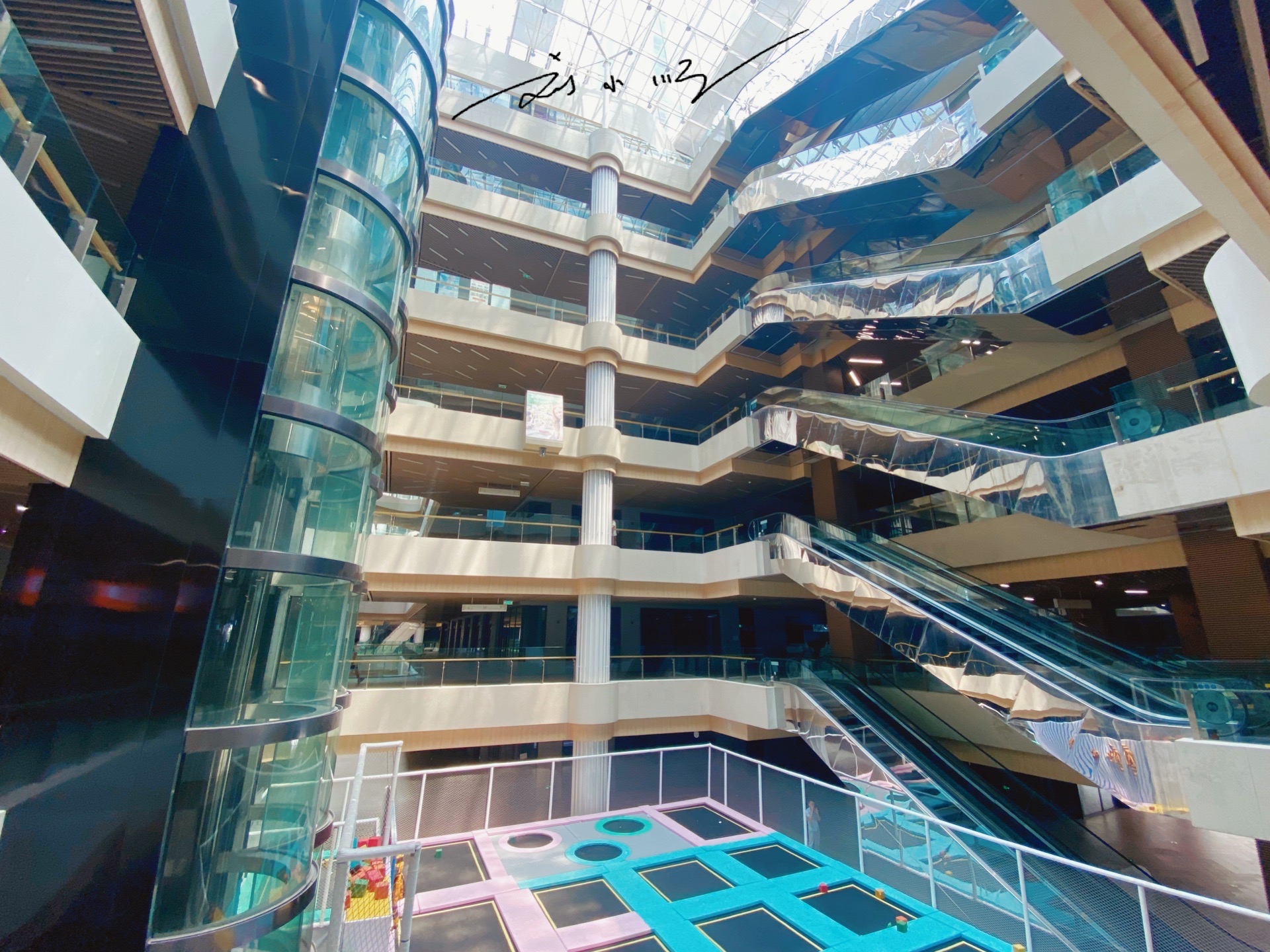 There is a strange shopping mall in Jiulongpo, Chongqing. It looks tall ...