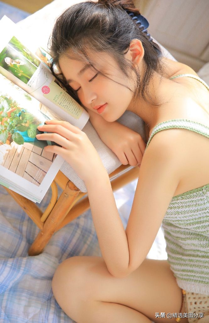 Chai Wei, known as the "powerful flower" in the post-02 entertainment circle, has beautiful legs ...