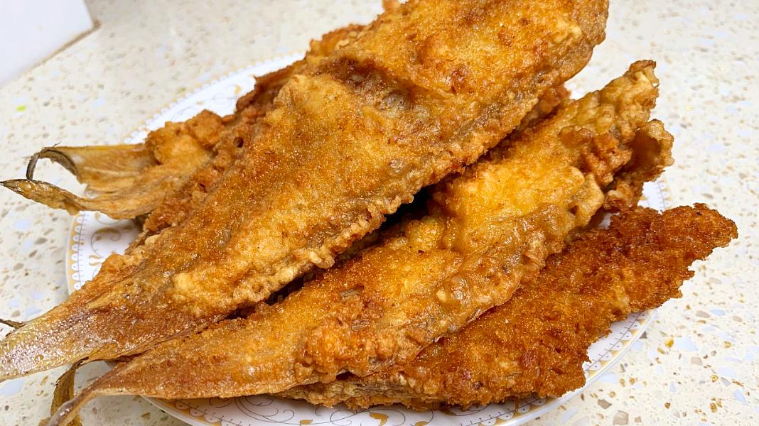 When frying fish, some people use starch and some people use flour?It's ...