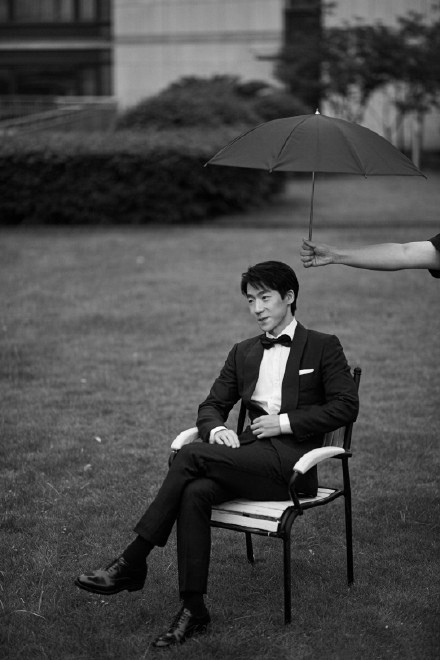 Life photo of Sun Xing in "Sweeping the Dark Storm", dressed as ...