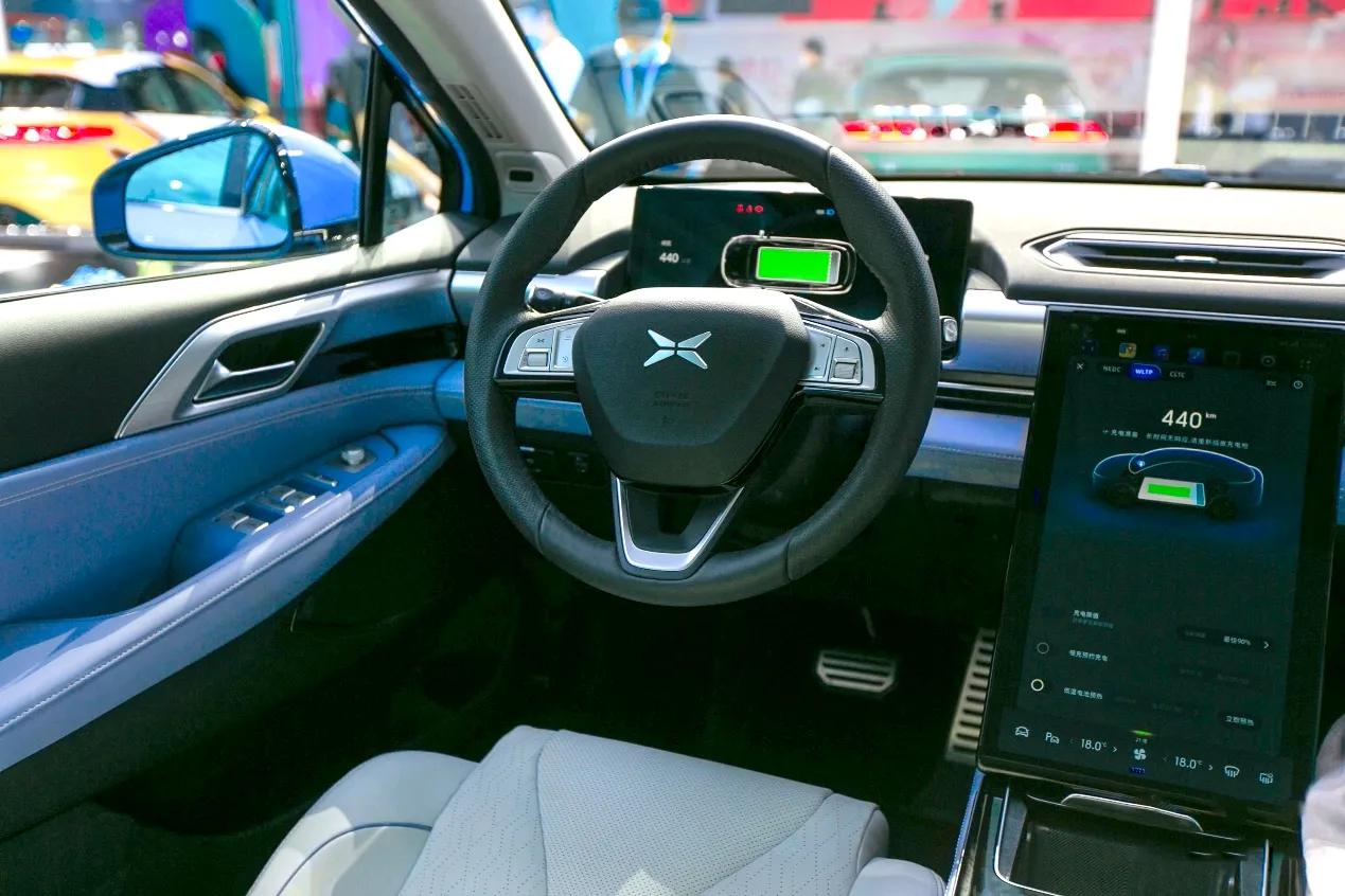 Xiaopeng P5 large space + high security, lying flat and strolling around the Chengdu Auto Show ...