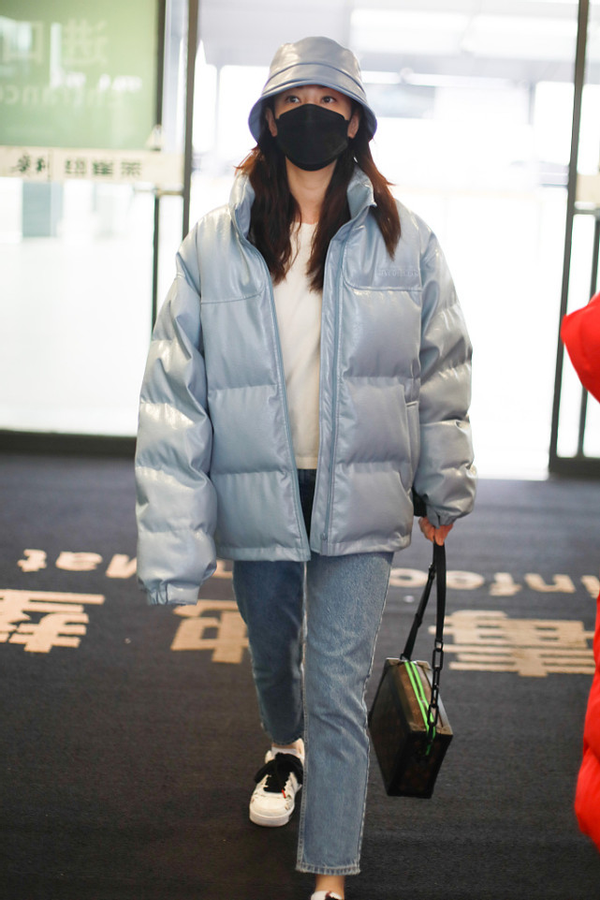 Zheng Xiyi wears winter clothes better than others, leather down jacket ...