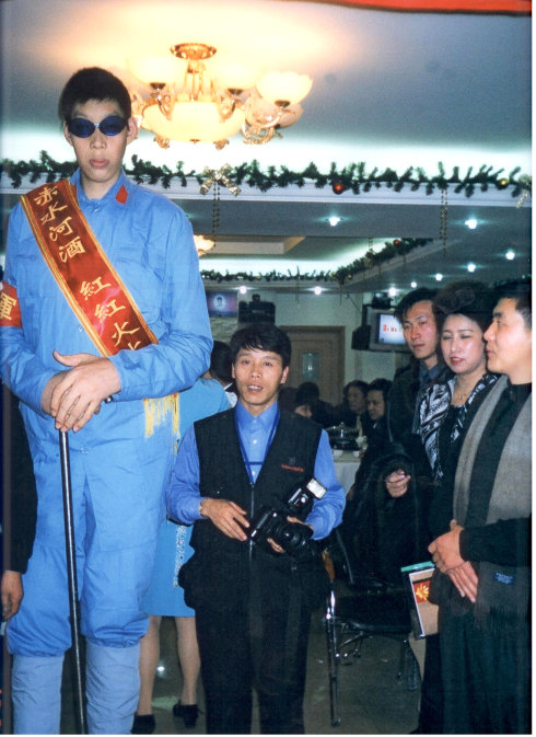 China's first male giant Wang Fengjun: 2.55 meters tall, a head taller ...