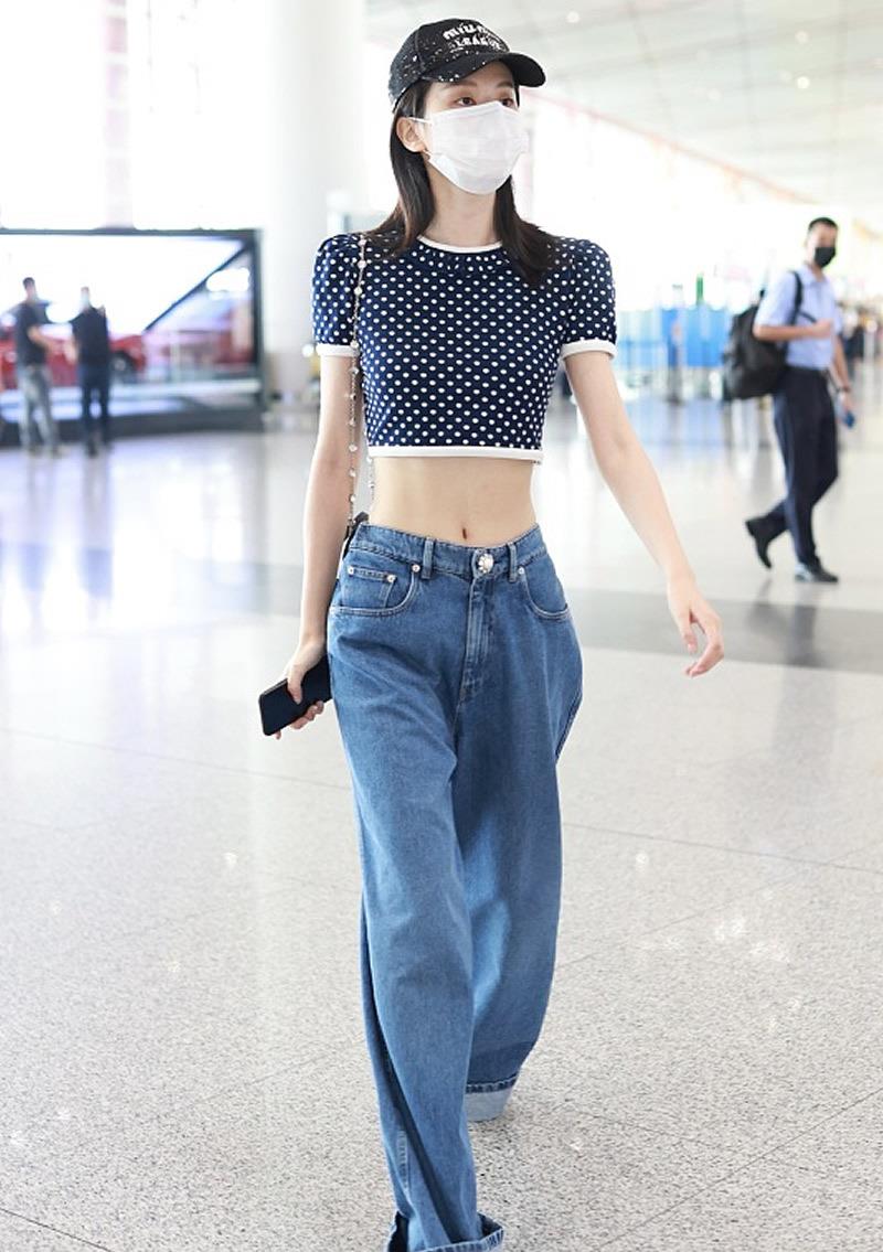 Qiao Xin really knows how to wear it, a black polka dot waistless T ...