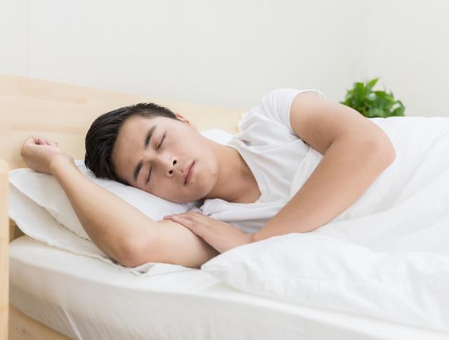 A man puts a few drops of Fengyou Essence on his belly every night ...