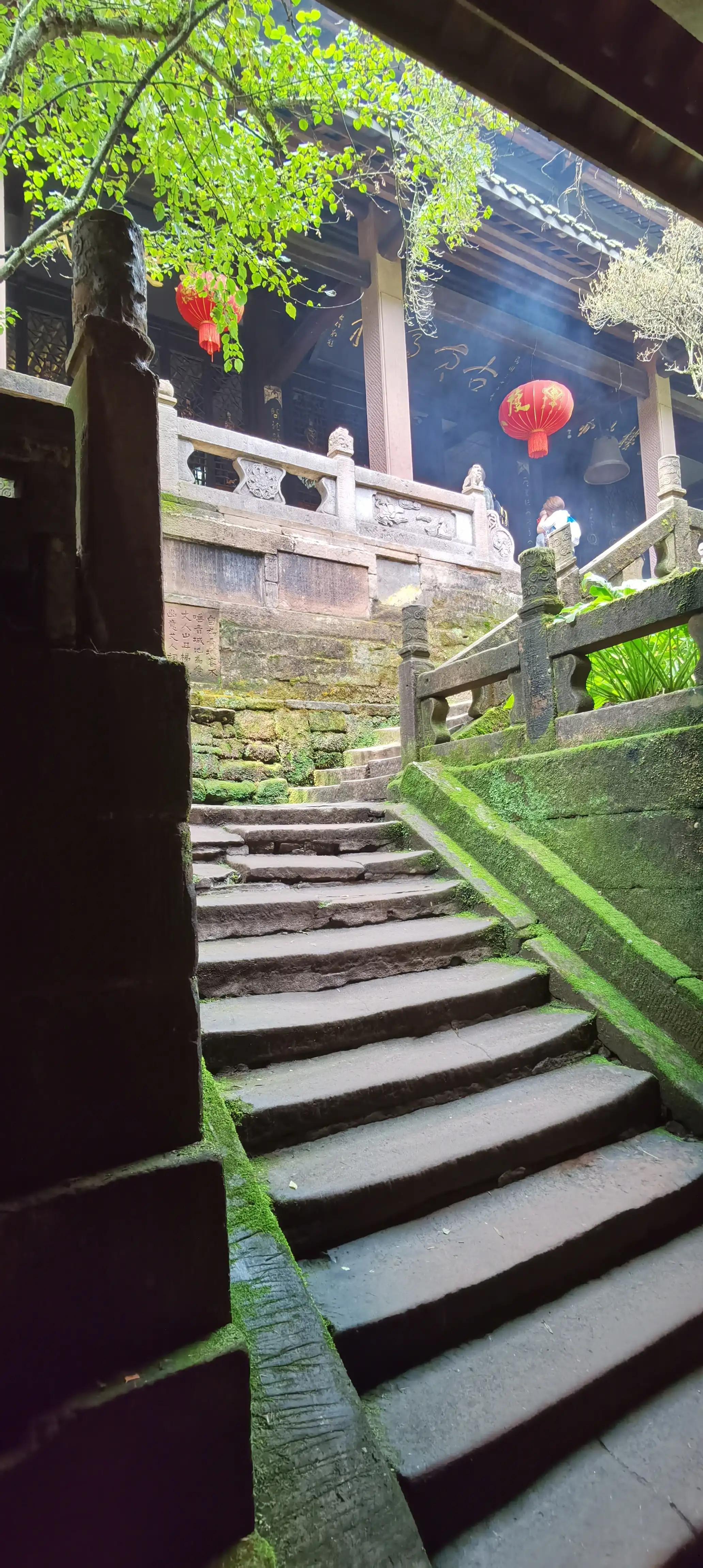 Slowly tour the Tianshi Cave of Mount Qingcheng - iNEWS