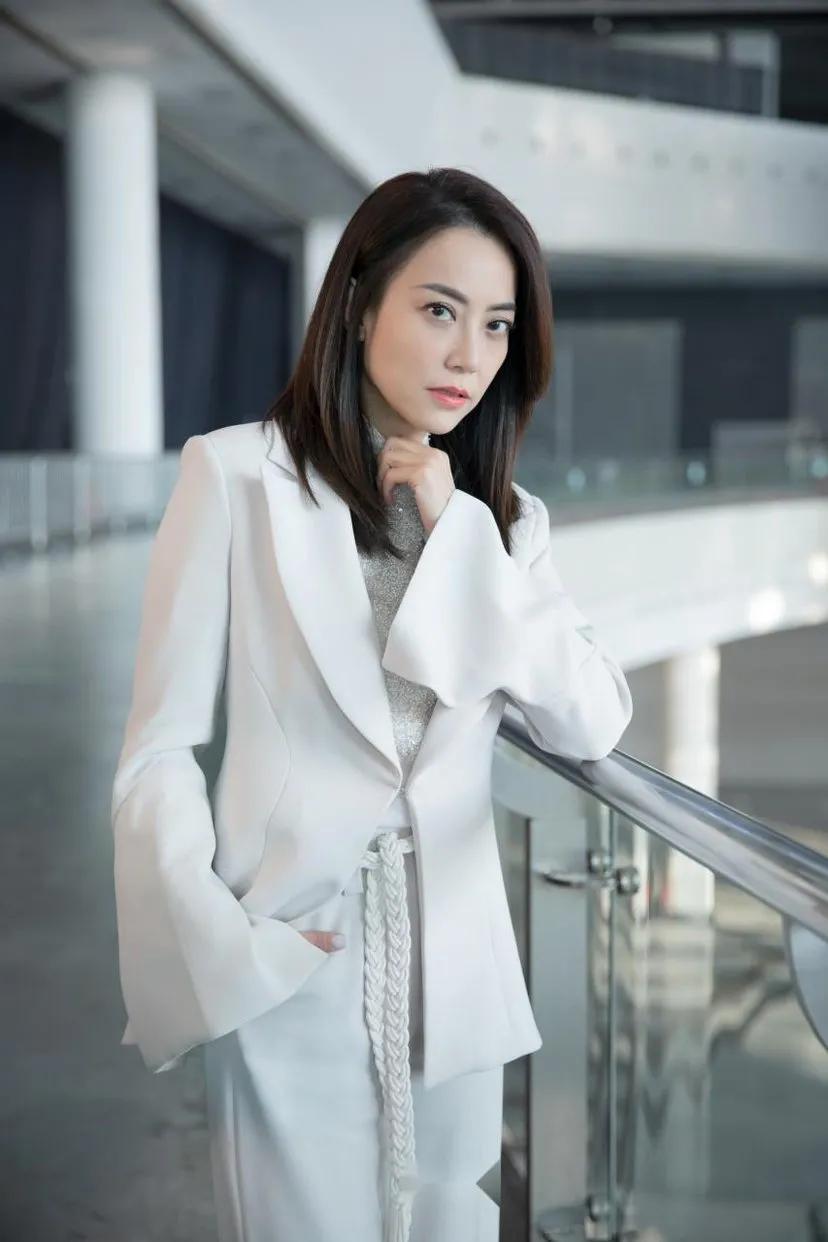 She is Nicholas Tse's protective umbrella, a strong solution to the ...