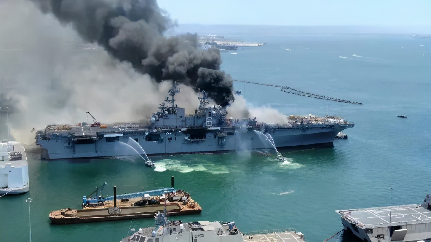 Burst!Thick black smoke came out from the deck of a US warship that ...