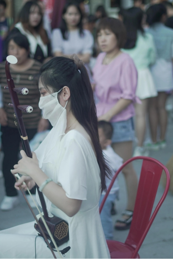 Erhu is also called "Hu Qin", come to Yan'an Red Street and let Miss ...