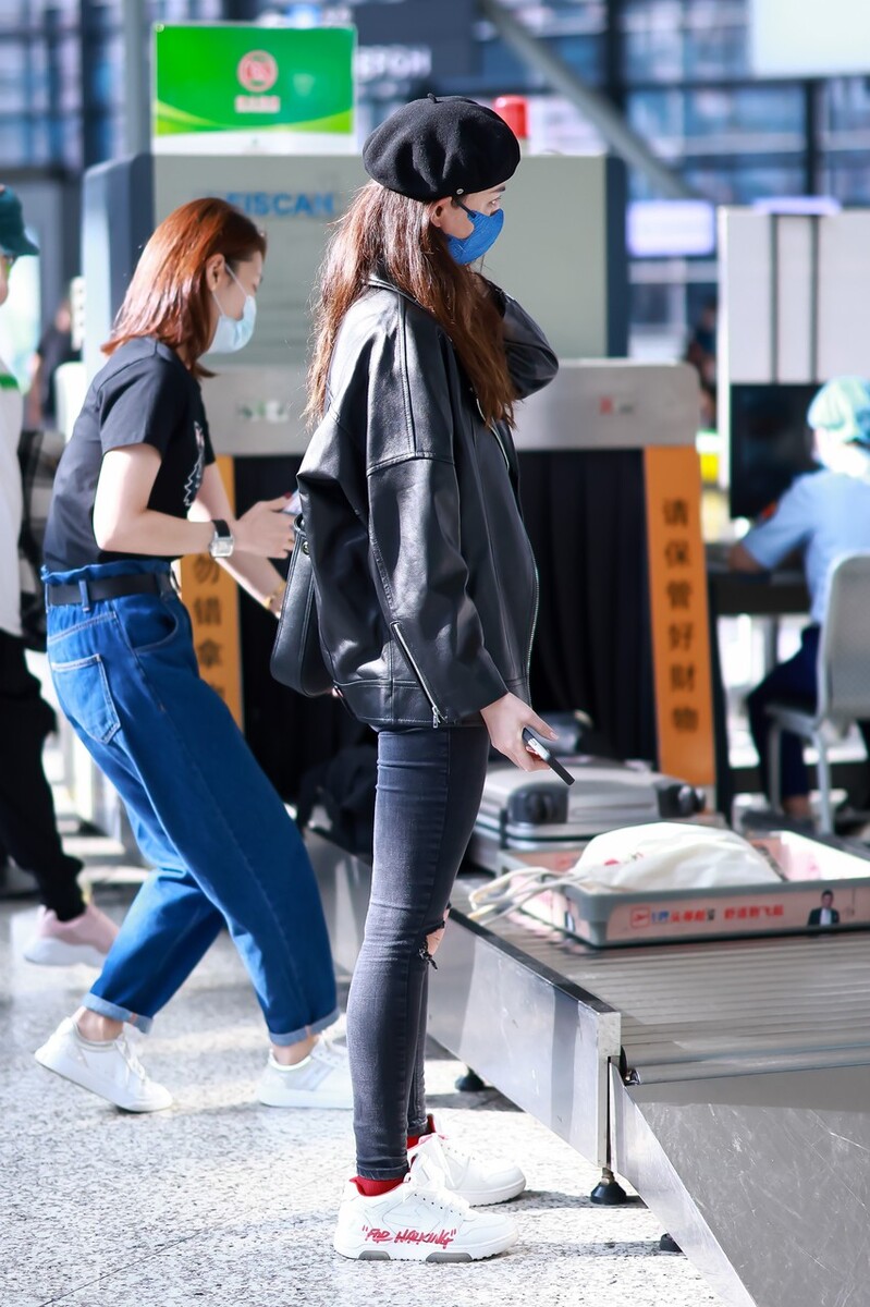 Zheng Xiyi wears black leather jackets and beret blessings, cool, sassy ...