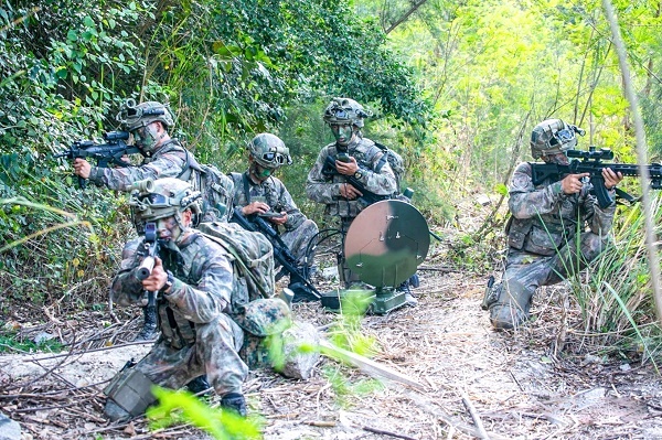 The domestically produced LS7 submachine gun appeared in the Jiaolong ...