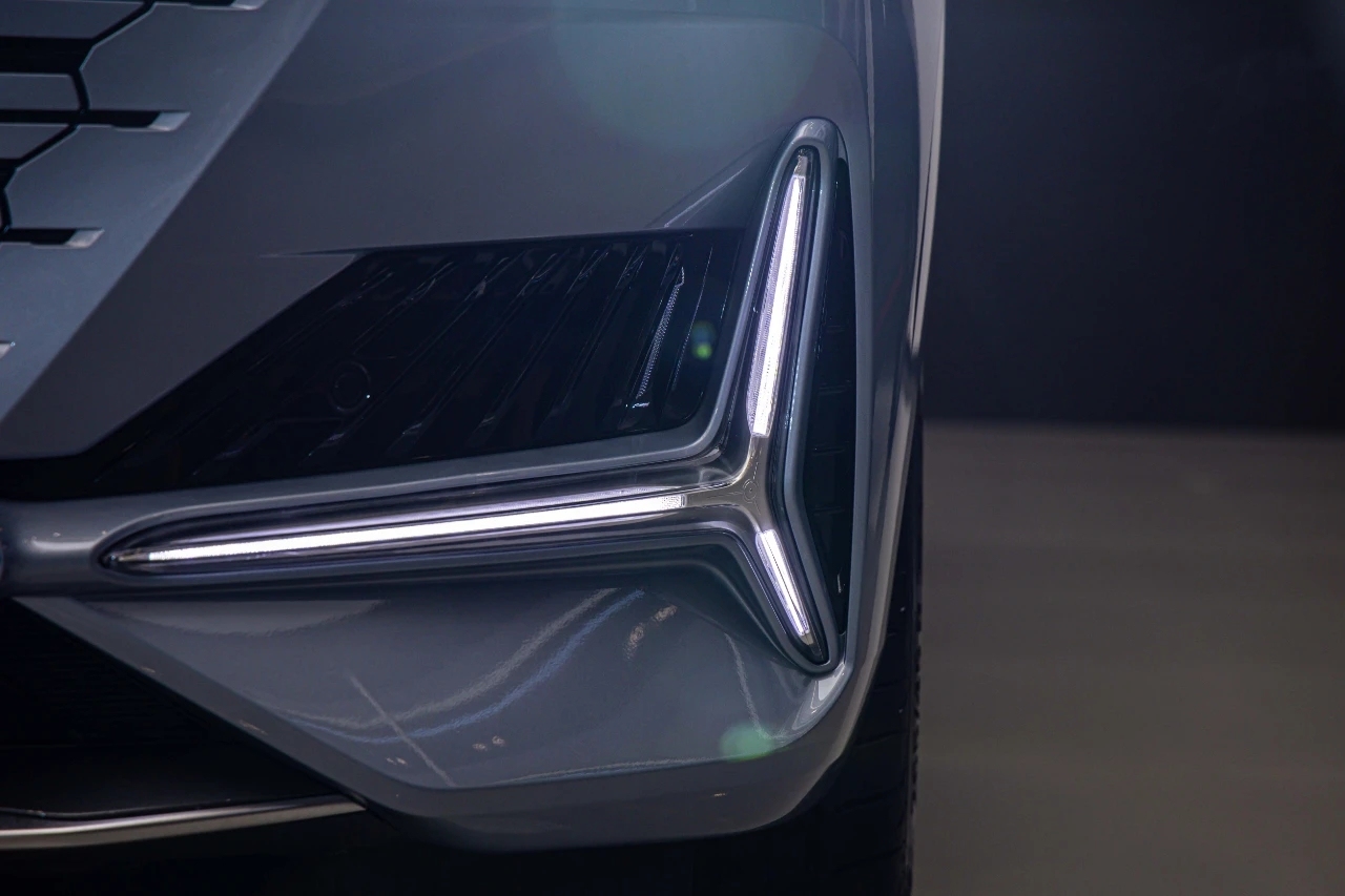 Avant-garde personality, that is, high-tech, full of sense of ...