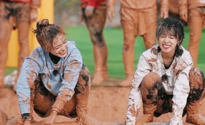 Baby appeared in Song Yuqi's live broadcast room, the two embraced ...