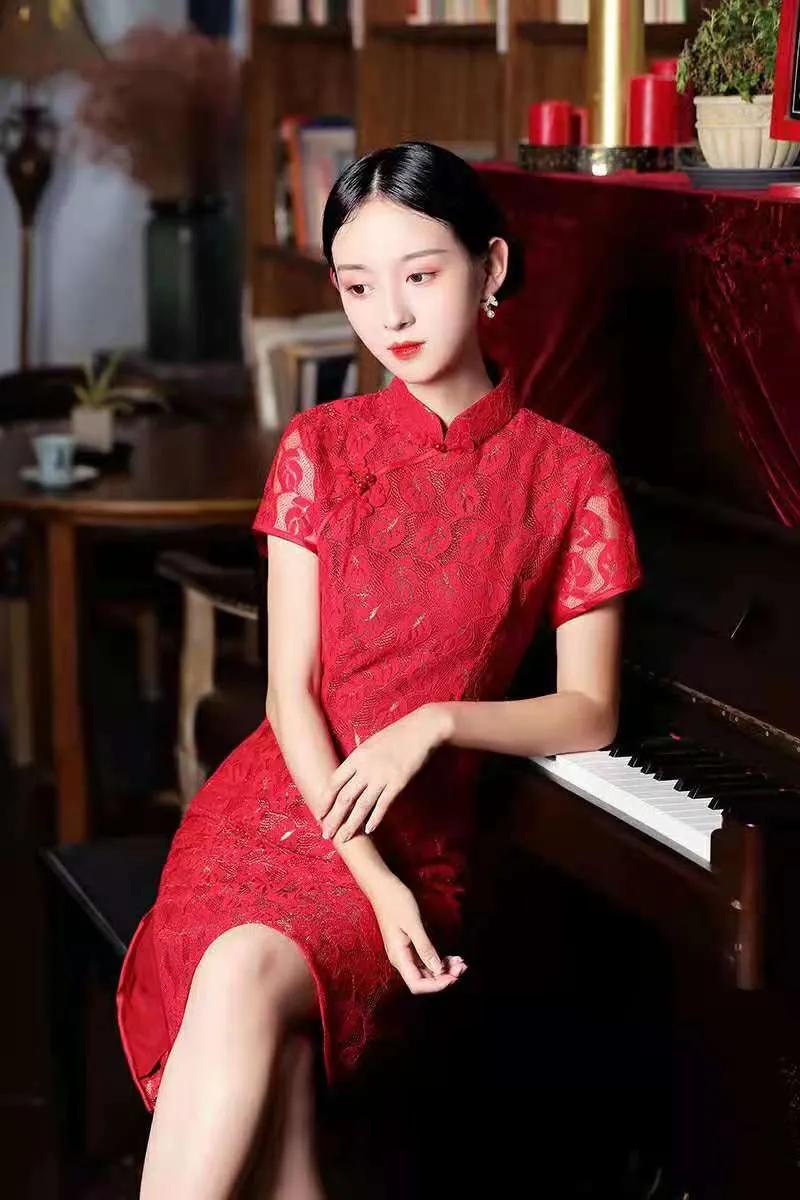 Why is there less red in 2021? Miss sister wears a red cheongsam to ...