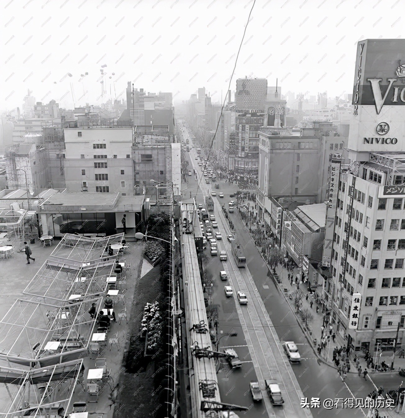 Old photo of the busy traffic in Tokyo, Japan in 1964 - iNEWS