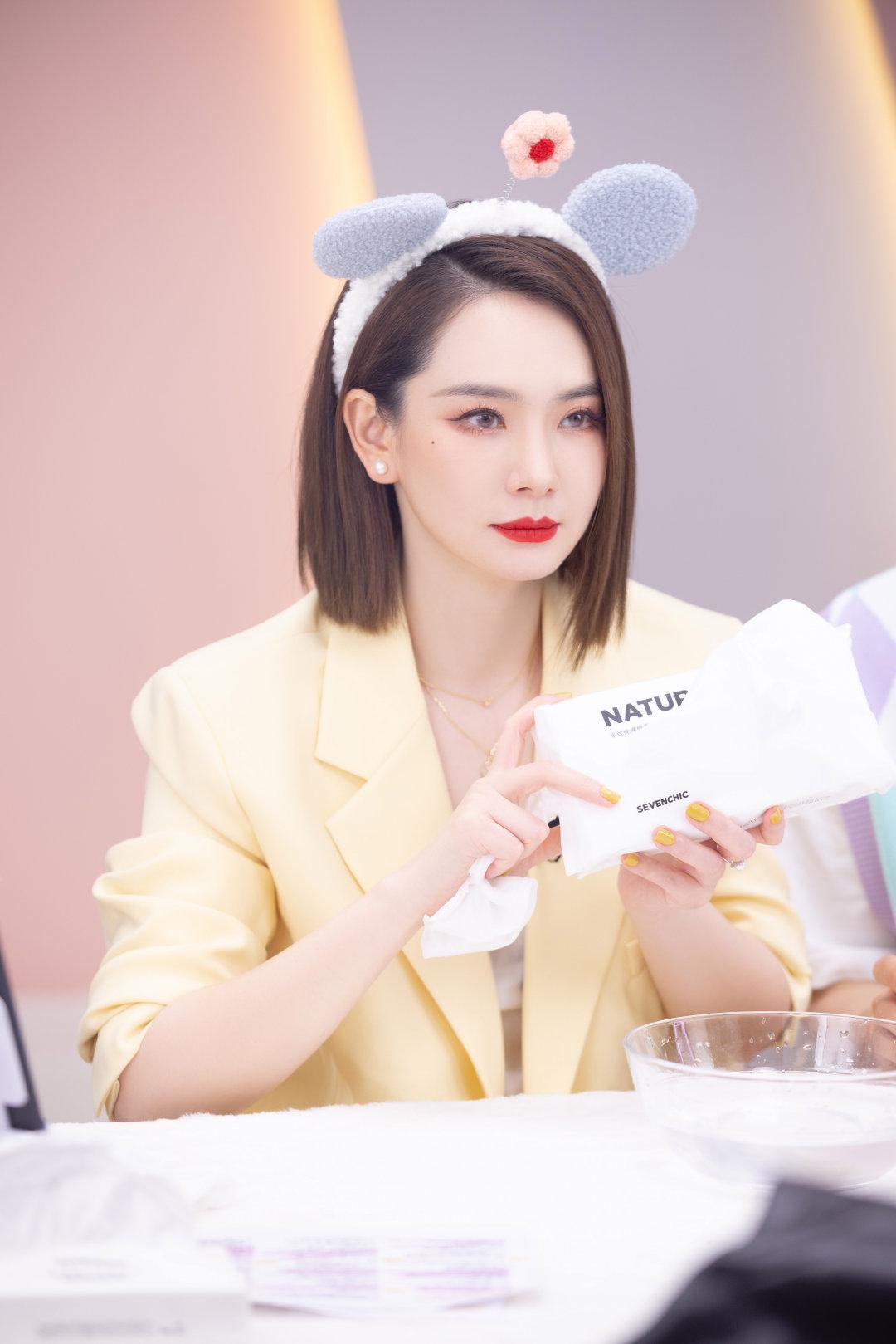 Qi Wei appeared in the live broadcast room to interact with fans, the ...