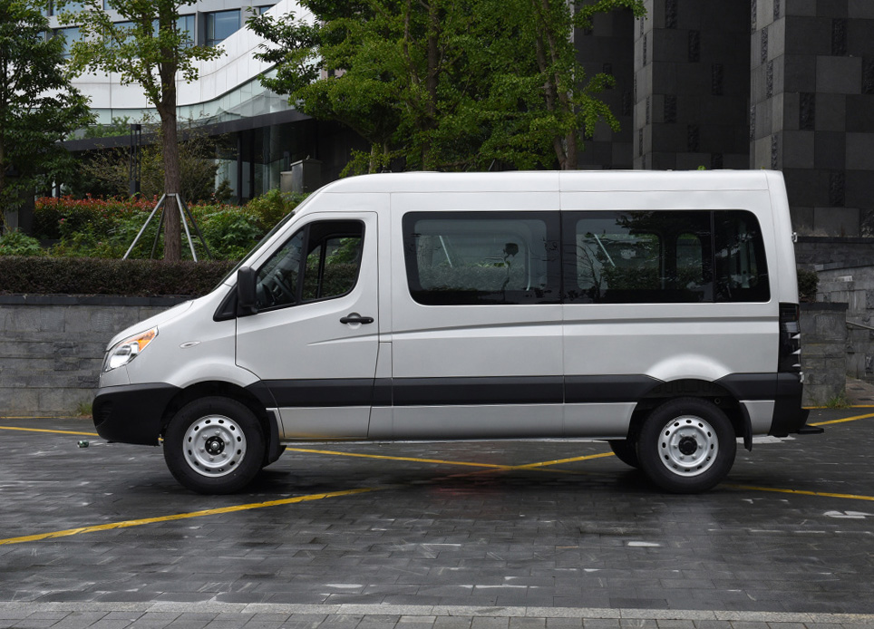 The JAC version of the Mercedes-Benz Sprinter has a very impressive ...