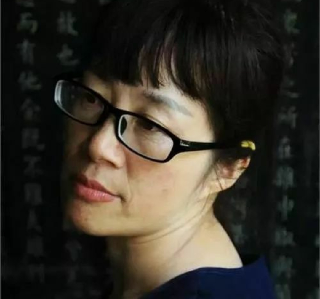 Yu Xiuhua's poem "Passing the Cemetery" tells us that women are lonely ...