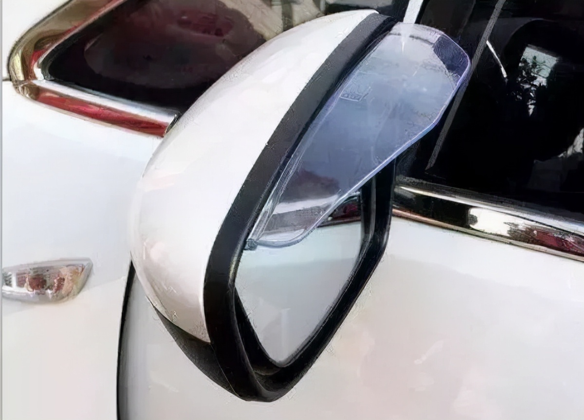 Should the car window glass have rain eyebrows?Let the old driver tell ...