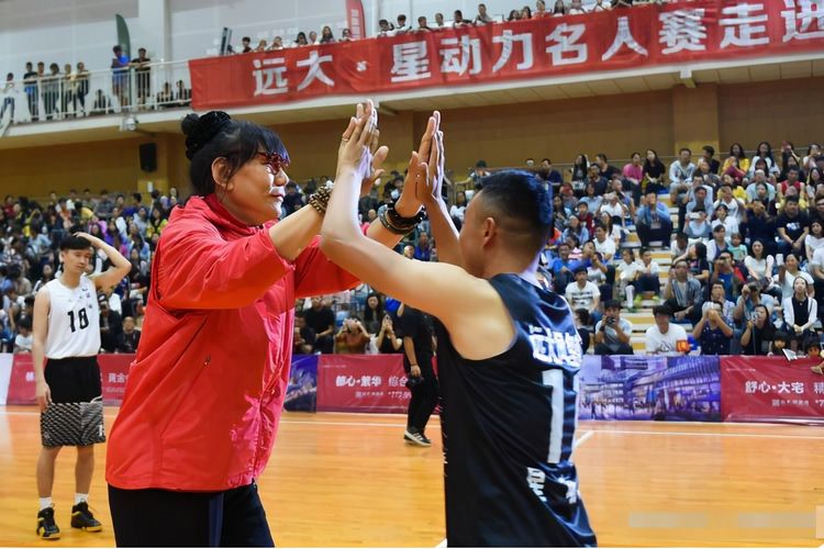 She is a giant of women's basketball. Her legs are deformed at the age ...