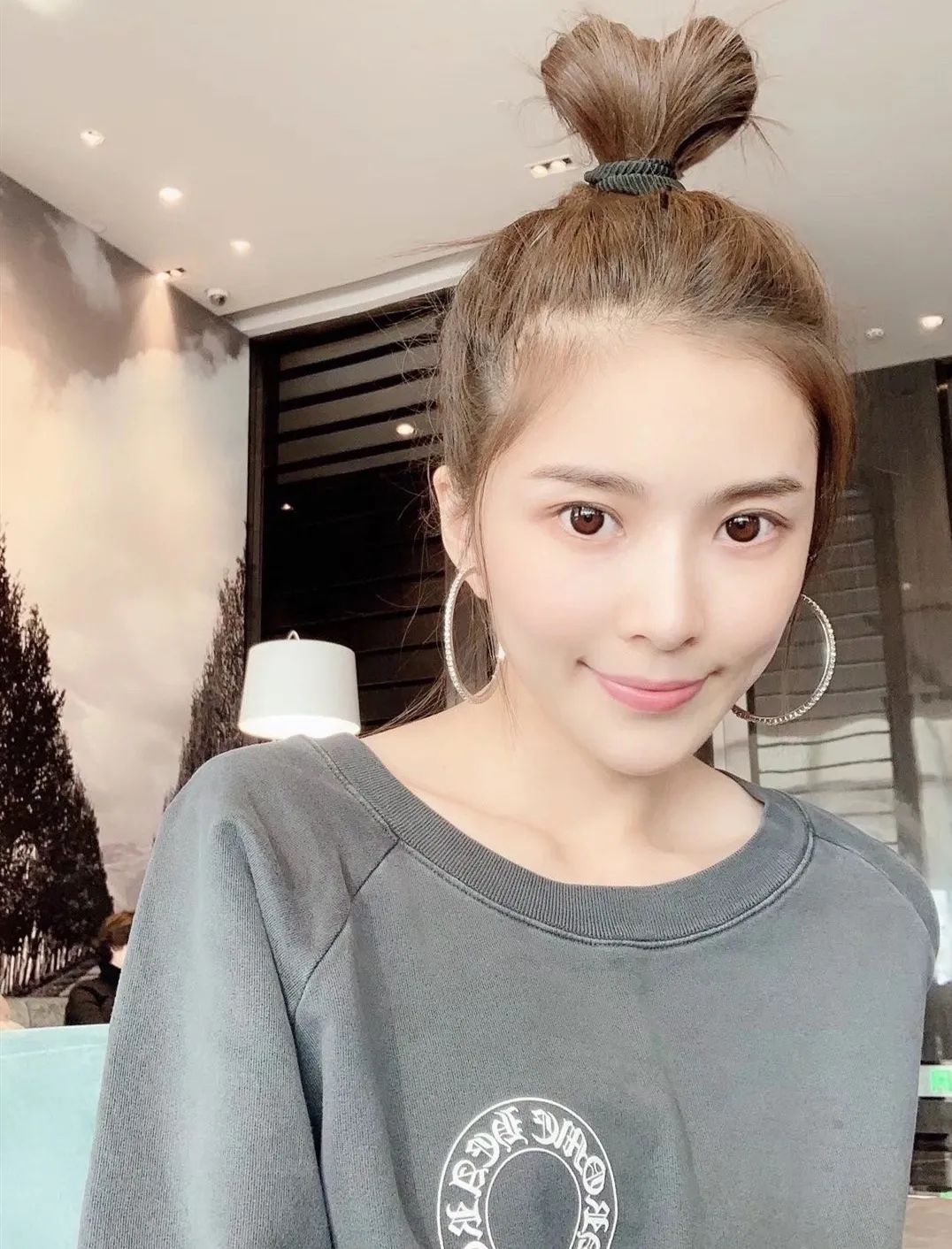 Wang Can walks her baby in her courtyard after giving birth. His good ...