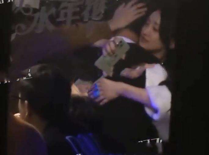 Huang Lei had a dinner with many insiders, He Jiong cried bitterly while holding Zhou Xun, and ...