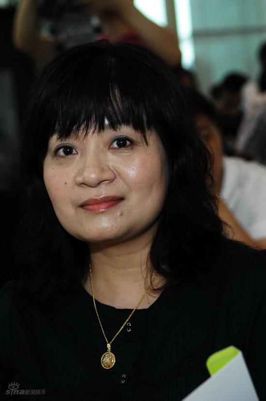 The beautiful screenwriter Wang Liping, who has been in uniform for 14 ...