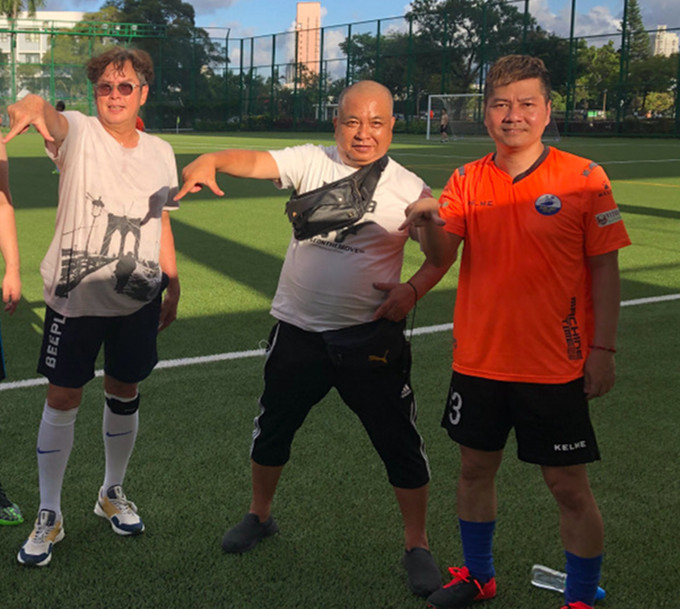 70-year-old Alan Tam appeared on the court to play football. He ...