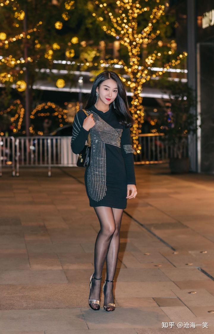 Girls generally wear black leggings in winter, or skin color leggings ...