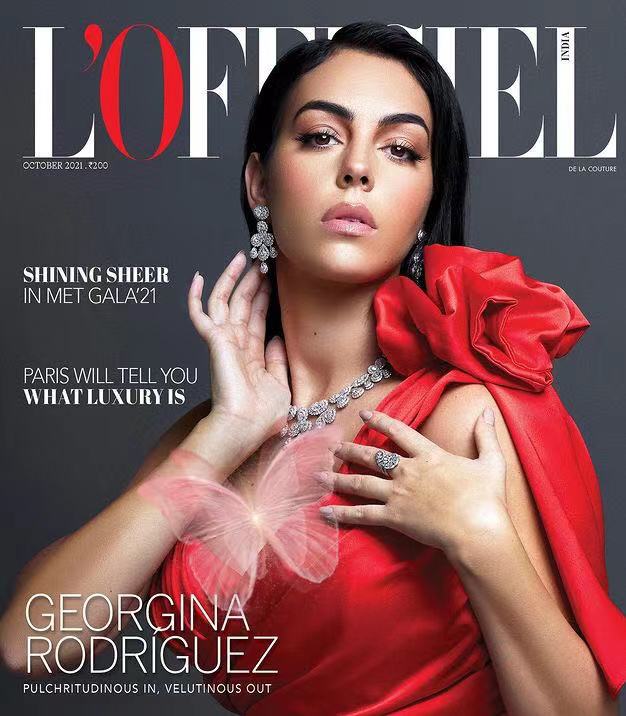 Ronaldo's fiancee shines on the cover!The low-cut red dress shows the ...