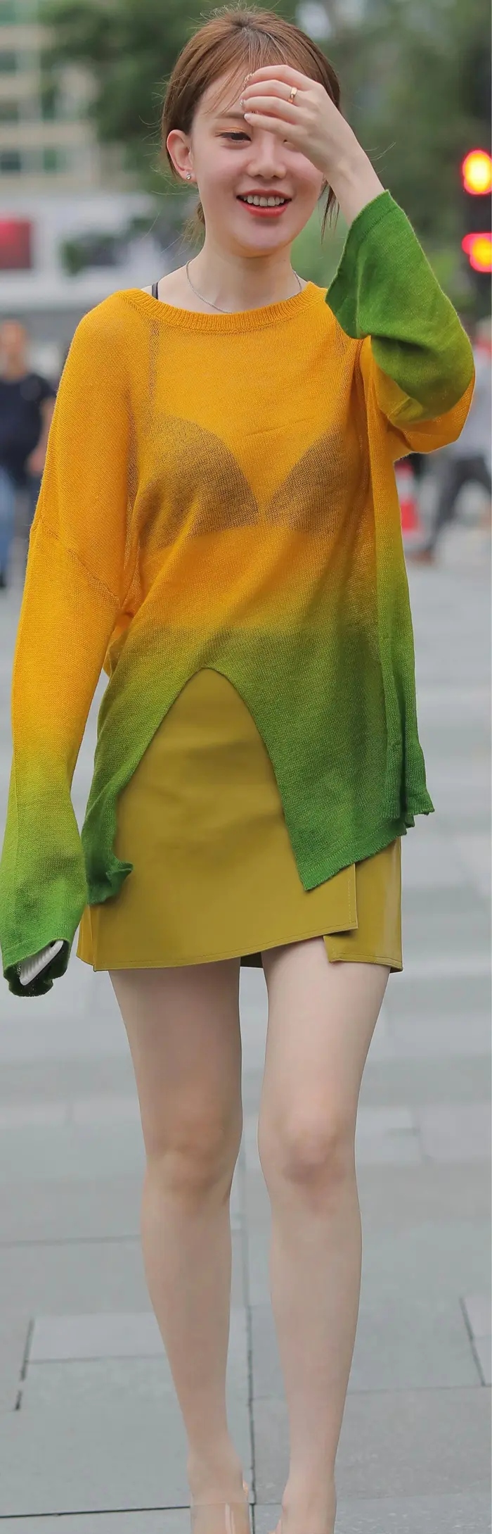 Pretty Nana, with a green skirt is the best street style - iNEWS