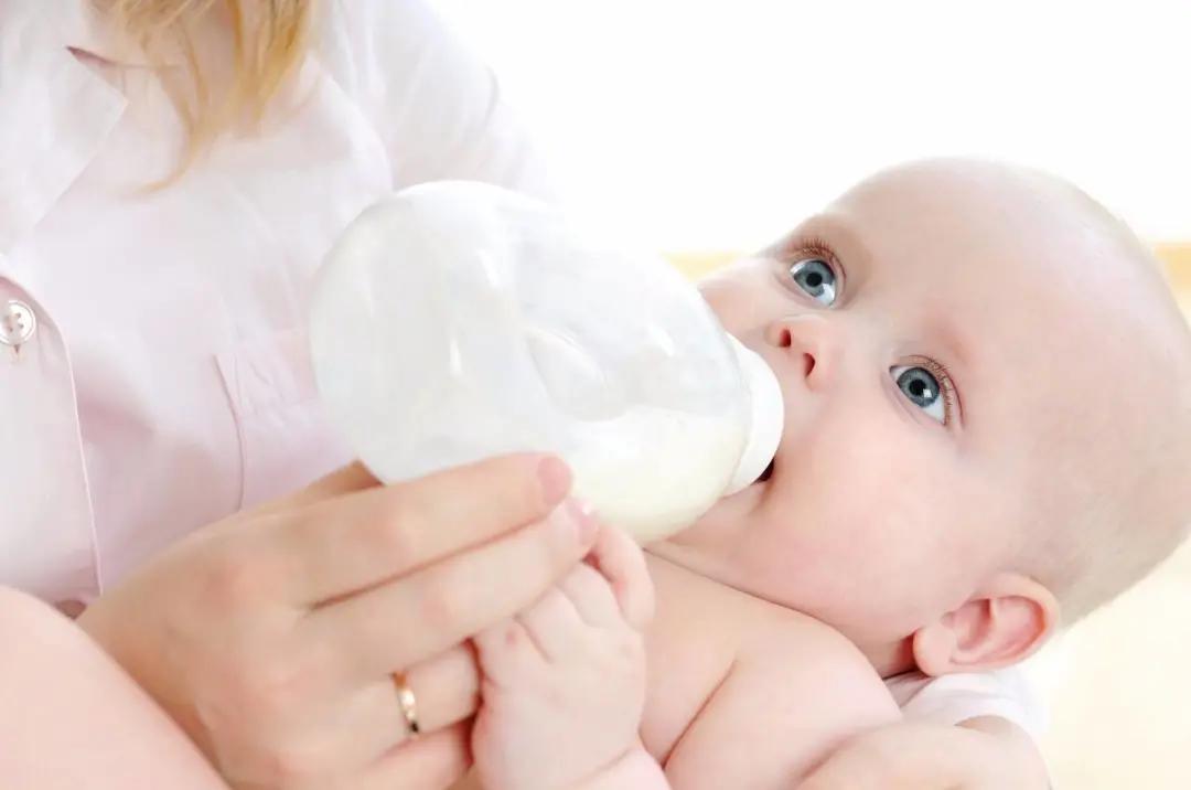 What should I do if the baby keeps spitting up milk? How to deal with ...